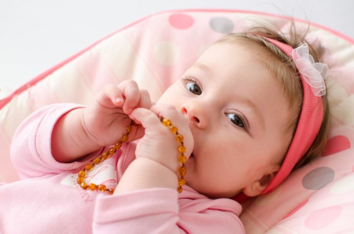 Collier d’ambre bébé : à quel âge, effets et où en trouver - La ...